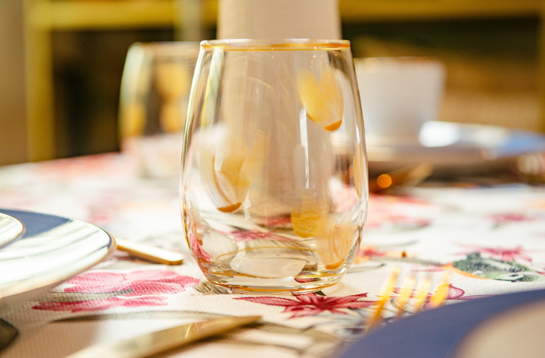 Conjunto com 2 Copos Pétalas Dourado Pintado à Mão Livre